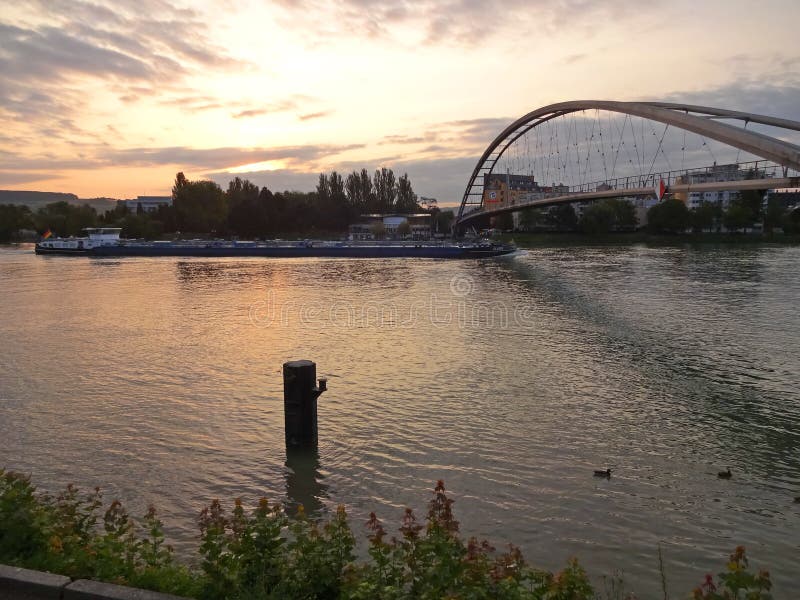 Boot Op De Rijn-Rivier Bij Zonsondergang In Duitsland Redactionele ...
