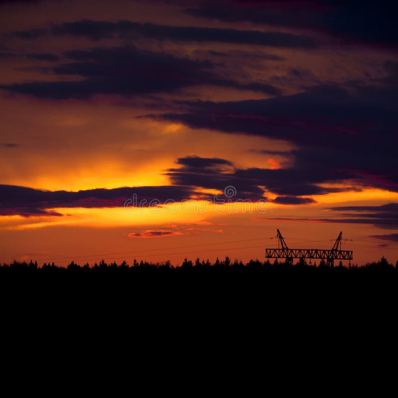 Zonsondergang over bos stock foto. Image of gesilhouetteerd - 30362700