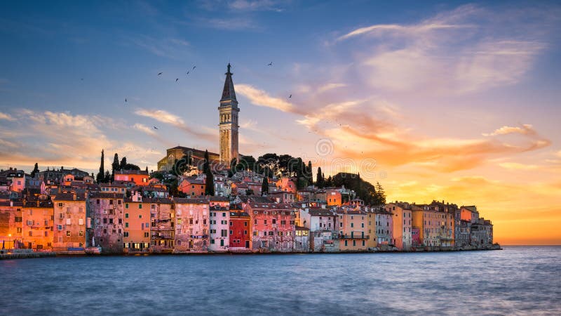 Zonsondergang in Rovinj, Kroatië Stock Foto - Image of panorama, kust ...