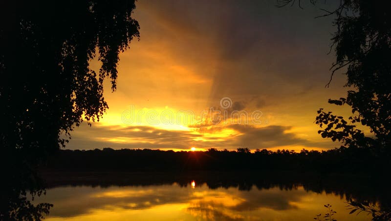 Zonsopgang stock afbeelding. Image of nave, bomen, wolken - 57607415