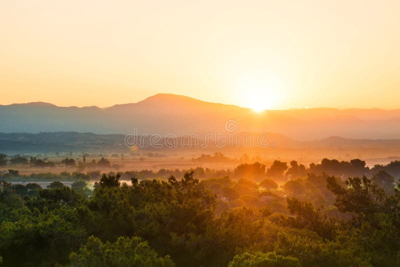 Zonsopgang op bergen stock foto. Image of zonsopgang - 27389996