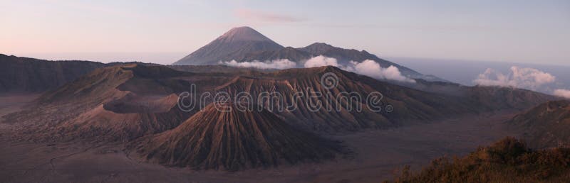 Zonsopgang Over Onderstel Bromo En De Tengger-Caldera in Oost-Java, I ...