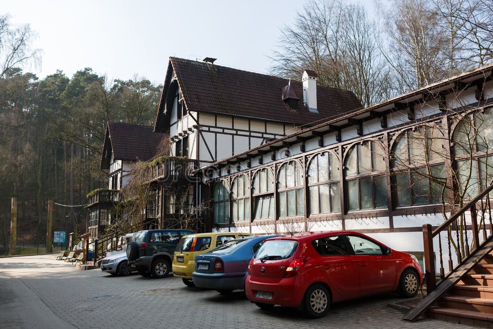 Zoo Administration Building Editorial Image - Image of sunlight, town ...