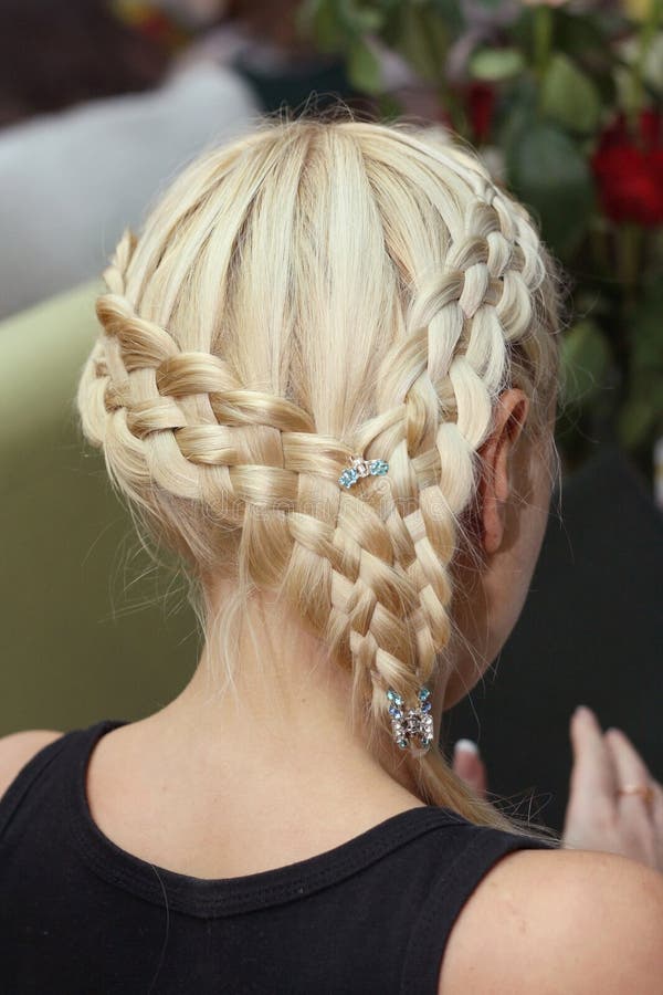 Blonder Zopf Eingewickelt Auf Einem Kreis Stockfoto - Bild von mode ...