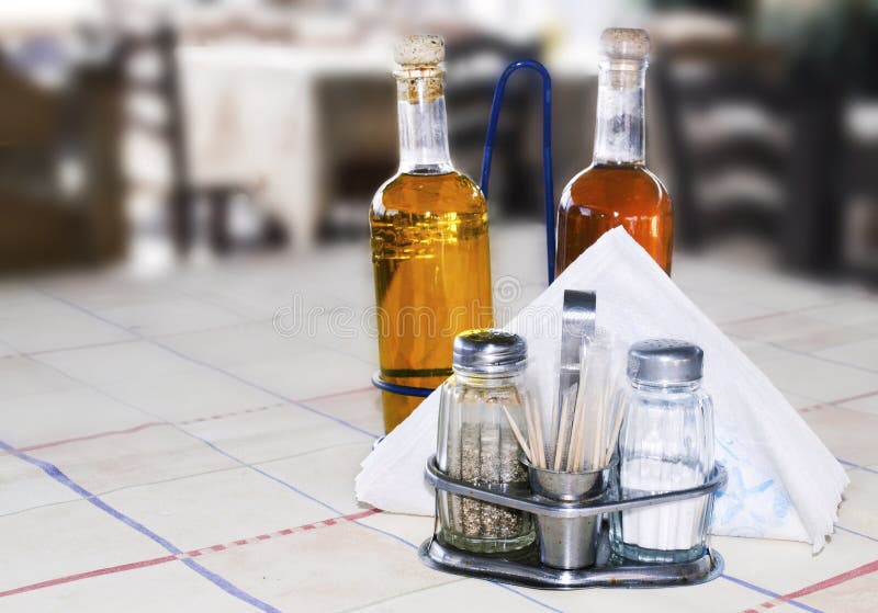 Zout, peper, azijn en olie stock afbeelding. Image of fles - 57322781