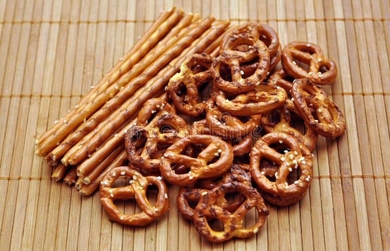 Zoutsnacks Plezels, Chips, Crackers in Houten Kom En Snoep En Chocolade ...