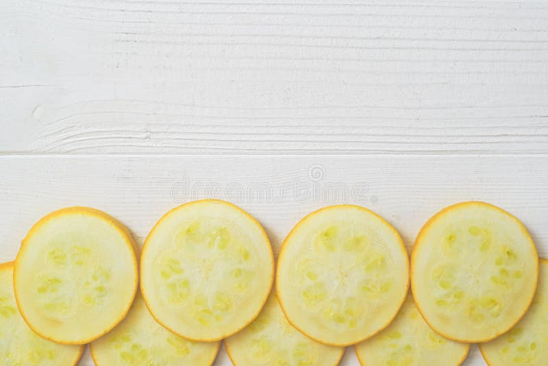 Zucchini Amarillo Rebanado. Fondo Blanco. Foto de archivo - Imagen de ...