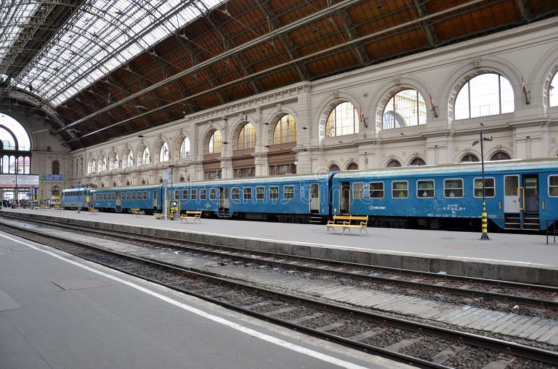 Zug an Der Stationsplattform Budapest, Ungarn Redaktionelles Foto ...