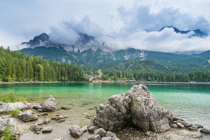 Lago Eibsee Em Baviera, Alemanha Com Mountain View Foto de Stock ...