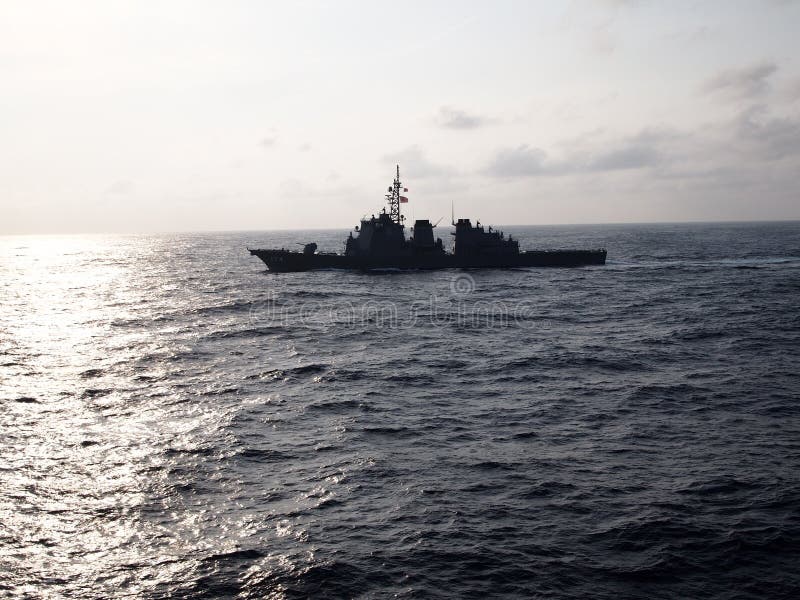 Zeeschip En Traditionele Houten Rabeloboten Met Wijnvatten Op De Douro ...