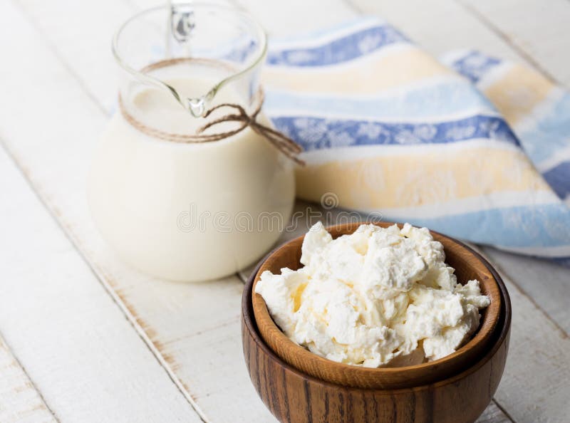 Zuivelproducten - Zure Room En Melk Stock Foto - Image of selectief ...