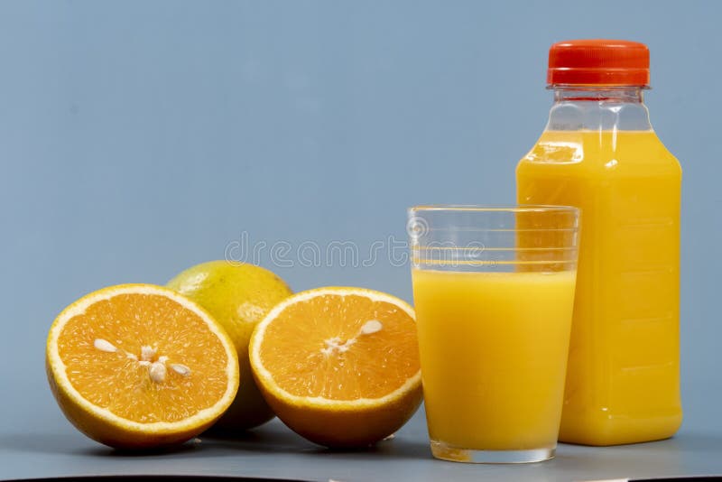 Zumo De Naranja Natural En El Vaso Con Botella En El Lateral. Imagen de ...