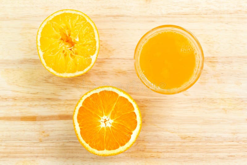Zumo De Naranja Natural En Tablero De Madera Imagen de archivo - Imagen ...