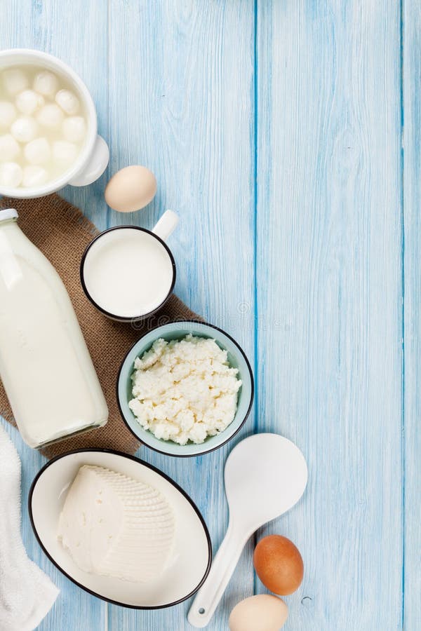 Zure Room, Melk, Kaas, Eieren En Yoghurt Stock Afbeelding - Image of ...