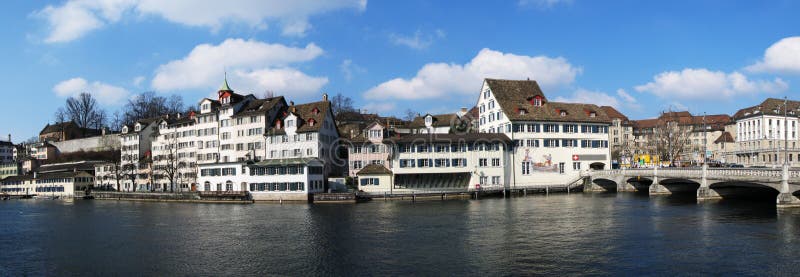 Zurigo Skyline Al Centro Di Zurigo Con Le Chiese Fraumunster E ...