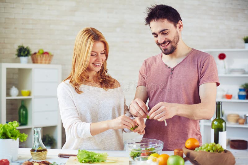 Zusammen kochen stockfoto. Bild von familie, mahlzeit - 22926374