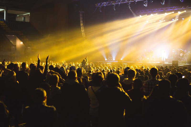Das Publikum, Welches Das Konzert Auf Stadium Ein Konzert Im Freien ...