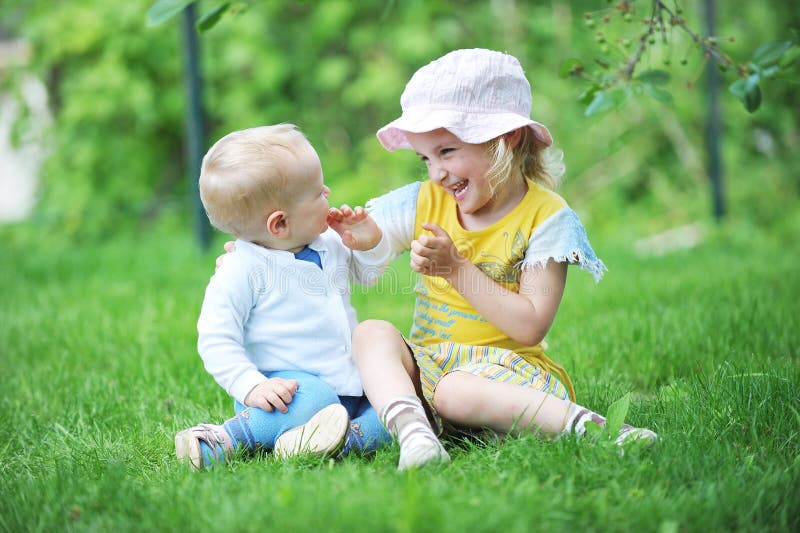 Zuster en broer stock foto. Afbeelding bestaande uit groen - 25230096