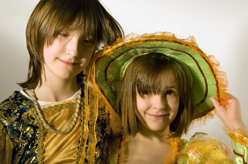 Zusters voor Carnaval stock foto. Image of liefde, kind - 18435688