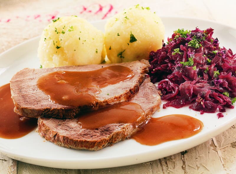 Rundvleesrollade Met Rode Kool, Aardappels En Saus, Duits Vlees R Stock ...