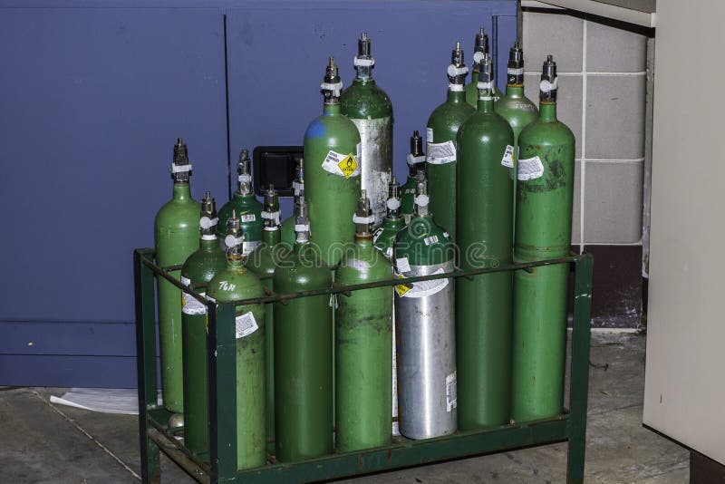 De Tanks van de zuurstof stock afbeelding. Image of tank - 12644711