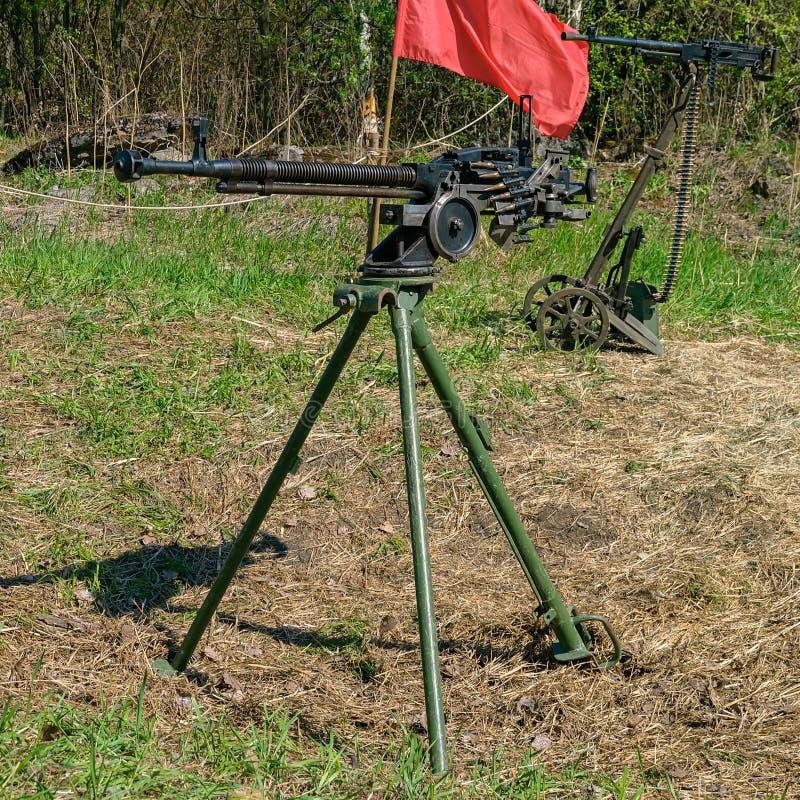 Machinegeweer Op De Driepoot En Het Optische Gezicht Stock Foto - Image ...