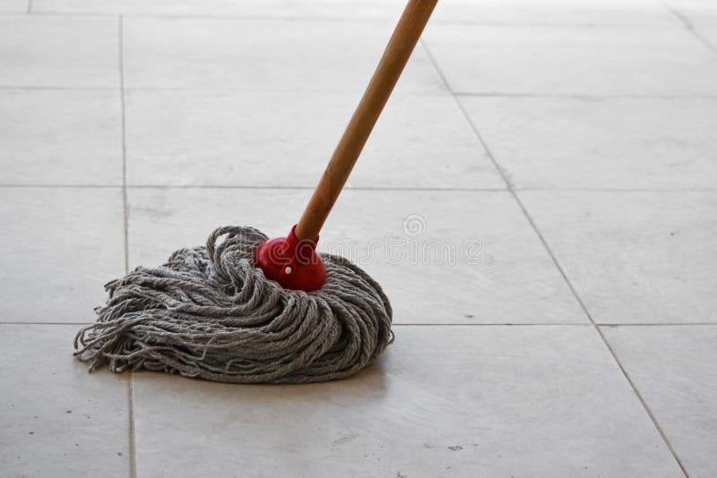 Natte Zwabber Op Houten Vloer Stock Afbeelding - Afbeelding bestaande ...