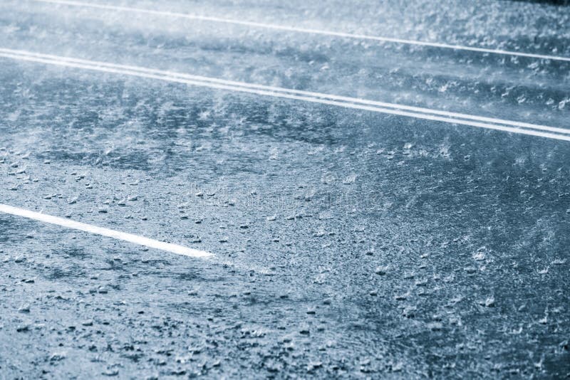 Zware regen stock afbeelding. Image of blauw, spat, nevel - 26297549