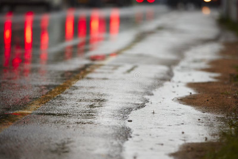 Zware regen op de weg stock foto. Image of schouder, daling - 39006888