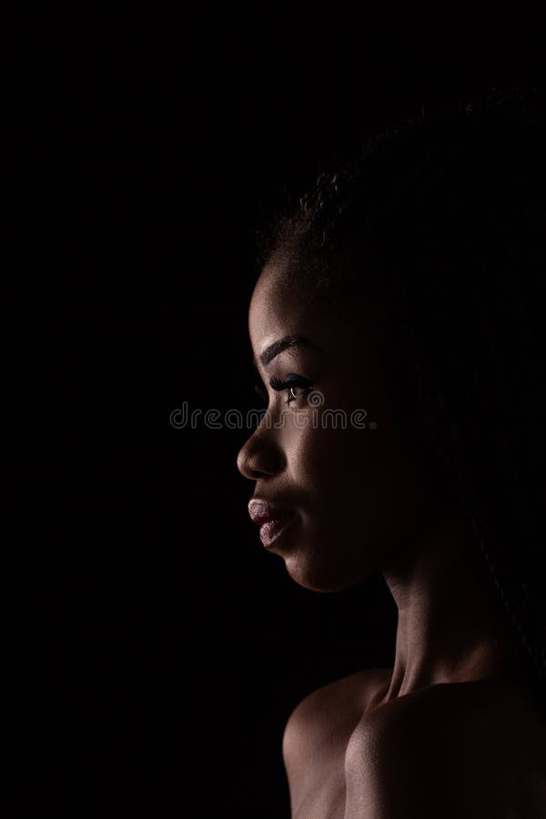 Sluit Omhoog Portret Van Donker Gevild Model Met Gesloten Ogen Op ...