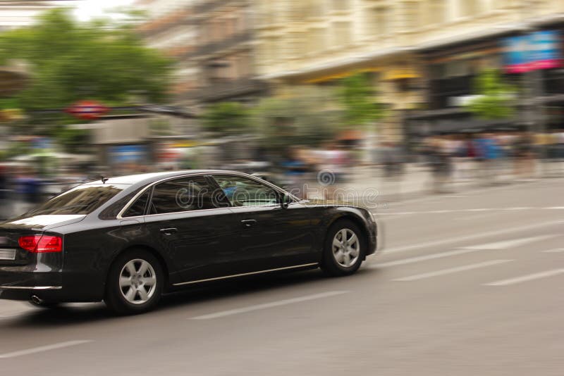 Zwarte auto op weg stock afbeelding. Afbeelding bestaande uit zwart ...