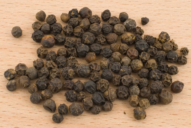 Zwarte peper stock afbeelding. Image of oost, luxe, plaat - 11354463