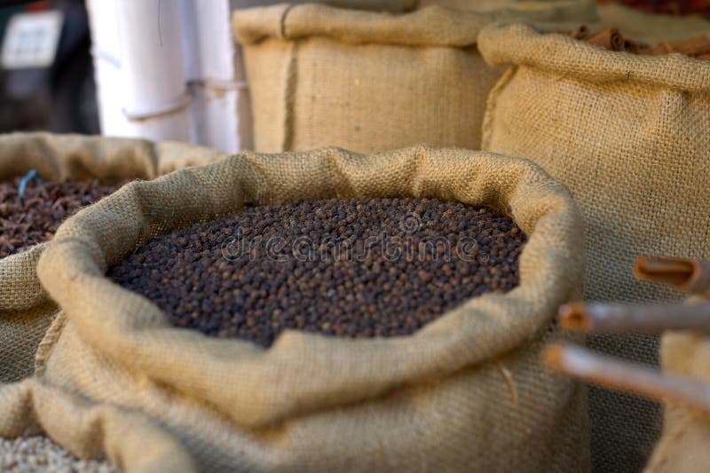 Zwarte peper stock foto. Image of specerij, zaad, bruin - 29572796