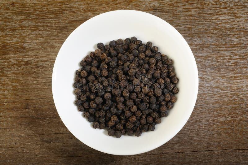 Zwarte peper in witte kom stock foto. Image of keuken - 55050522