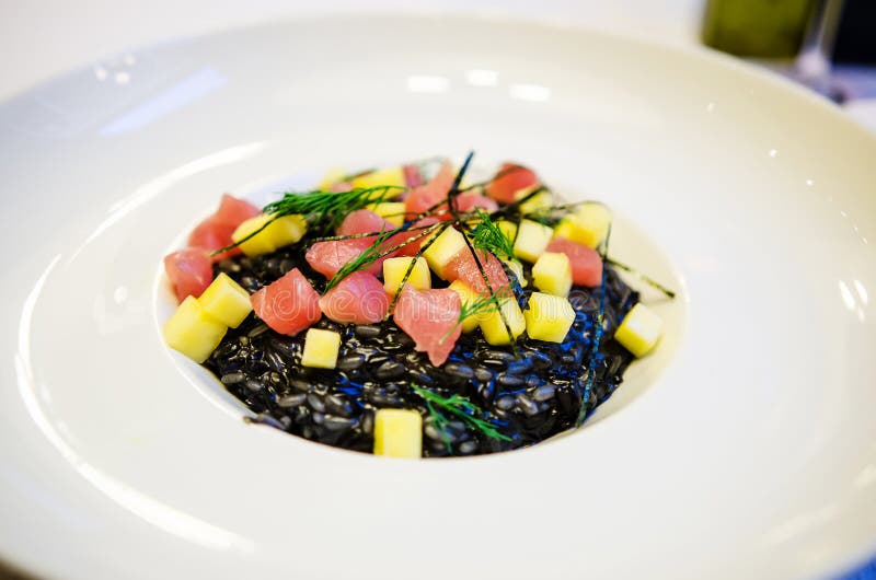 Zwarte Risotto Met Van De Inktvisseninkt En Octopus Tentakels Op ...