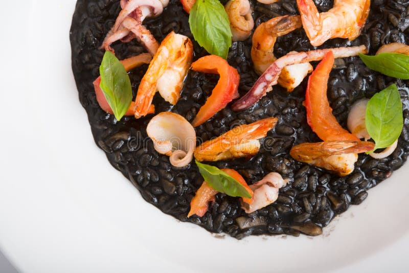 Zwarte Risotto Met Zeevruchten Stock Foto - Image of gezond, schotel ...