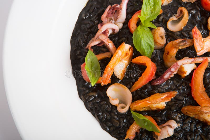 Zwarte Risotto Met Zeevruchten Stock Afbeelding - Image of krab ...