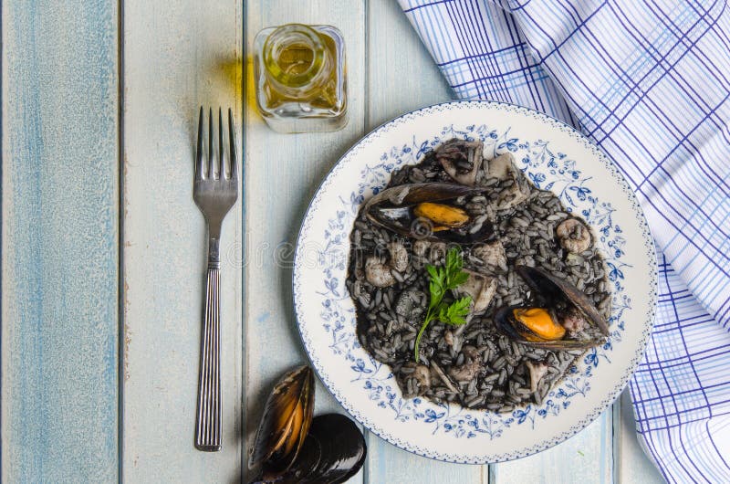 Heerlijk Italiaans Risotto Met Gegrilde Grote Garnalenstaarten En ...