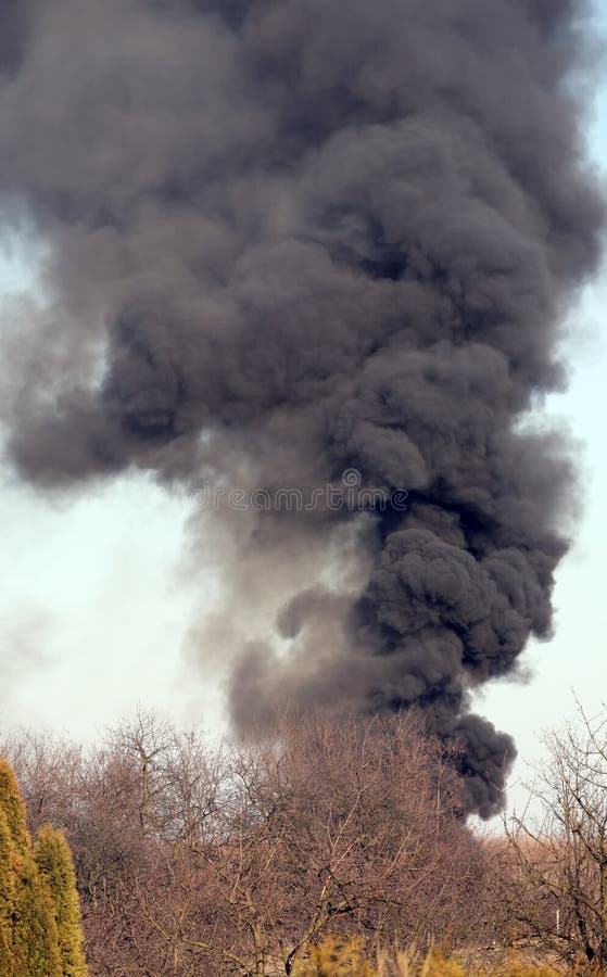 Opwaaiende zwarte rook stock afbeelding. Image of long - 99335347