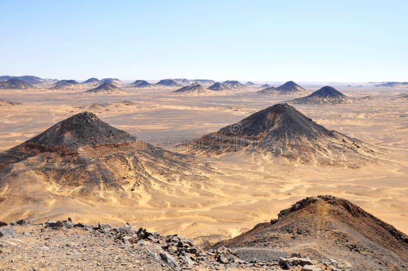 Zwarte woestijn in Egypte stock afbeelding. Image of reis - 16500947