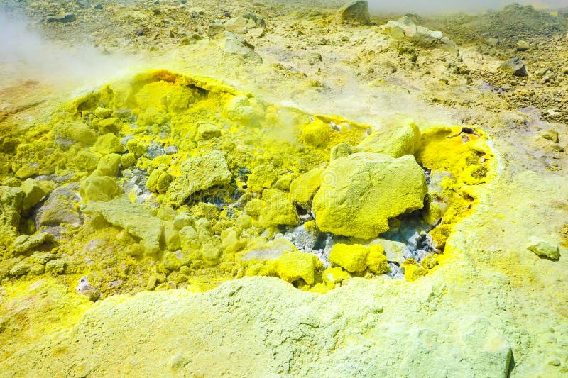 Zwavelachtige fumarolen stock afbeelding. Image of helder - 40199993