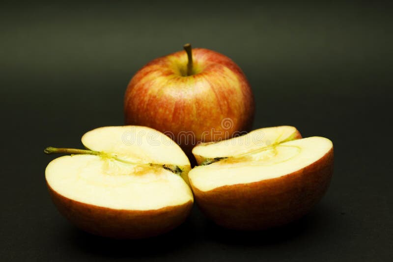 Zwei Rote Äpfel Einer Halbiert Stockfoto - Bild von einer, zwei: 11410808