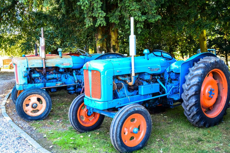 Zwei Alte Blaue Traktoren Auf Anzeige Redaktionelles Bild - Bild von ...