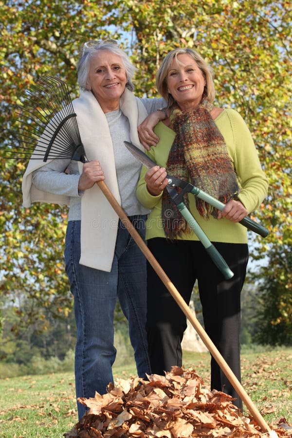 Zwei alte Damen im Garten stockbild. Bild von liebhaberei - 35907071