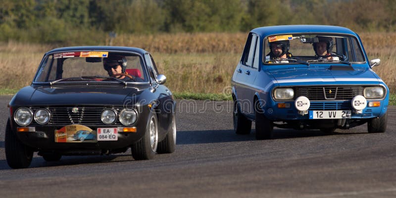 Zwei alte Rennwagen redaktionelles stockfoto. Bild von sport - 79285103