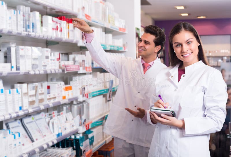 Zwei Apotheker Bei Der Apothekeberatung Stockbild - Bild von älter ...