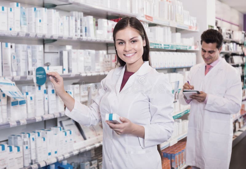 Zwei Apotheker in Der Modernen Apotheke Stockfoto - Bild von fachmann ...