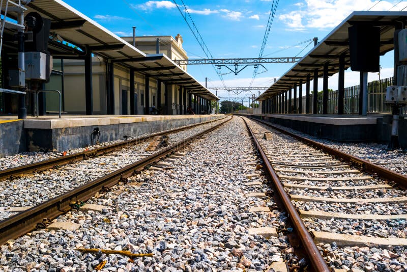 Zwei Bahngleise in Der Perspektive Stockfoto - Bild von richtung ...