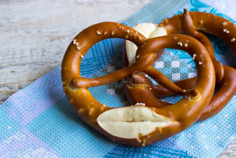 Bayerische Brezel Mit Einem Becher Bier Stockfoto - Bild von brot ...
