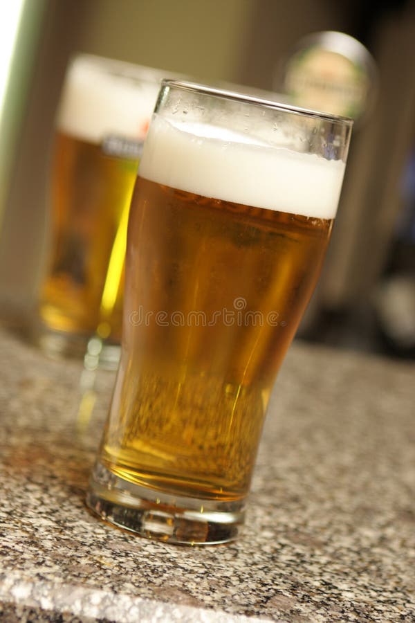 Zwei Biere stockbild. Bild von flüssigkeit, hell, kaffee - 13611535